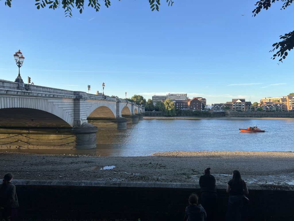 Putney Bridge closed to all traffic – major emergency service presence ...